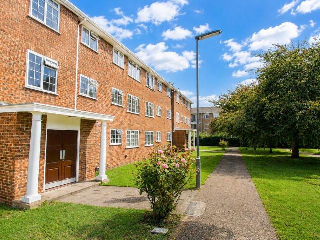 Kingfisher Drive. 3 bed apartment to rent £1,595 pcm £368 pw