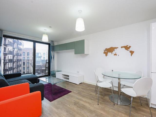 Kingfisher Heights, E16 2 bed flat to rent £2,200 pcm £508 pw