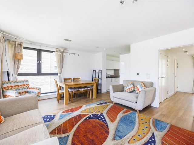 Kingfisher Heights, E16 3 bed duplex to rent £2,995 pcm £691 pw
