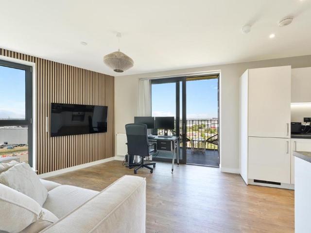 Kingfisher Heights, Royal Docks. 1 bed apartment to rent £1,898 pcm £438 pw