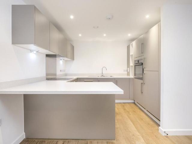 Kingfisher Heights, Waterside Way. 1 bed apartment to rent £1,650 pcm £381 pw