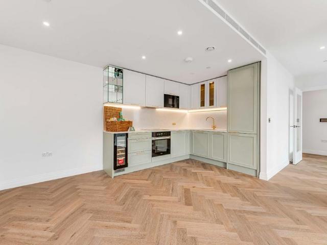 Kings Tower, Broadwater Avenue. 1 bed apartment to rent £3,012 pcm £695 pw