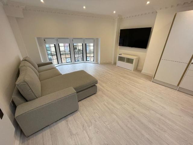 Kings Walk, Reading RG1, 2 bed flat to rent, £1,600 pcm | PrimeLocation