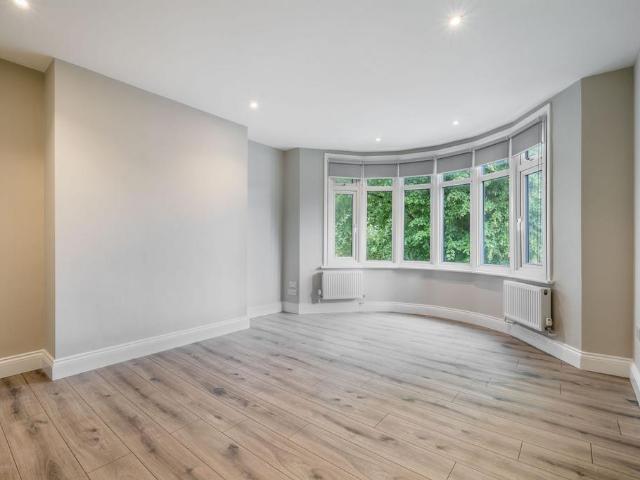 Kings Avenue, Avenue House, SW4 2 bed flat to rent £2,500 pcm £577 pw
