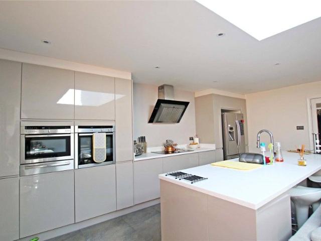 Kings Avenue, Byfleet 3 bedrooms Property for lettings Seymours
