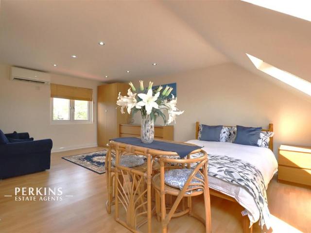 Kings Avenue, Greenford Studio to rent £1,150 pcm £265 pw