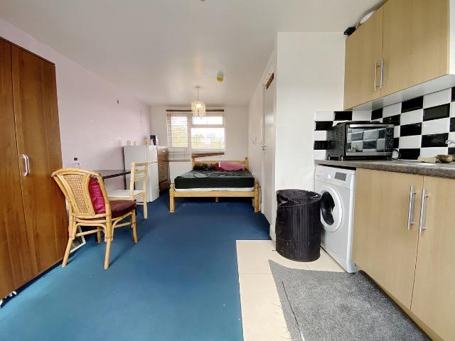 Kings Avenue, Hounslow TW3, Studio to rent, £1,000 pcm | PrimeLocation