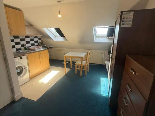 Kings Avenue, Hounslow TW3, Studio to rent, £1,100 pcm | PrimeLocation