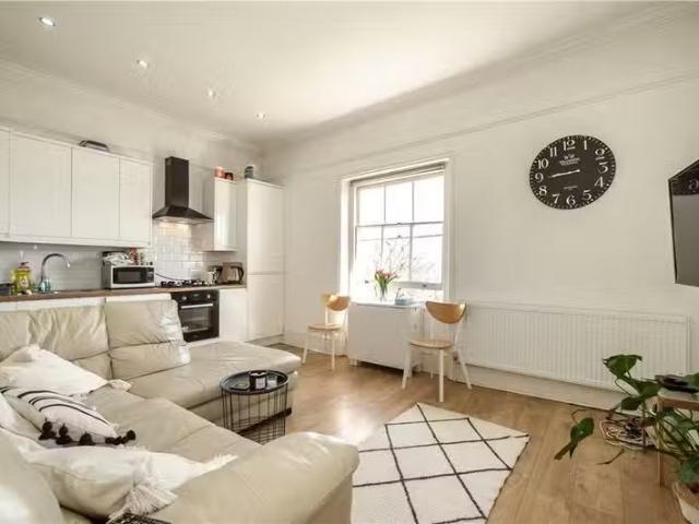 Kings Avenue, London, SW4 8EF