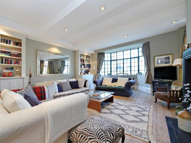 Kings Avenue, London, SW4 2 bed flat to rent £2,950 pcm £681 pw