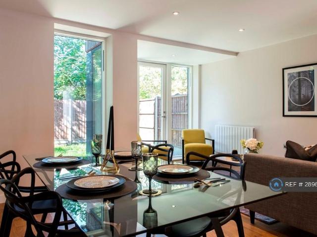 Kings Avenue, London, SW4 3 bed semi detached house to rent £4,000 pcm £923 pw