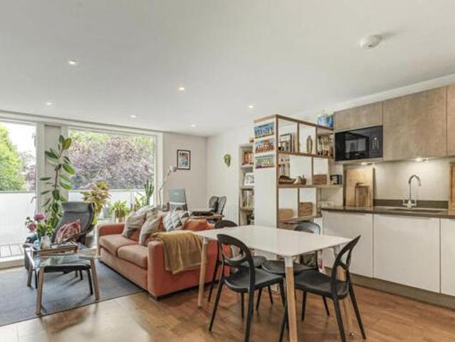Kings Avenue, London, 2 Bedroom Apartment