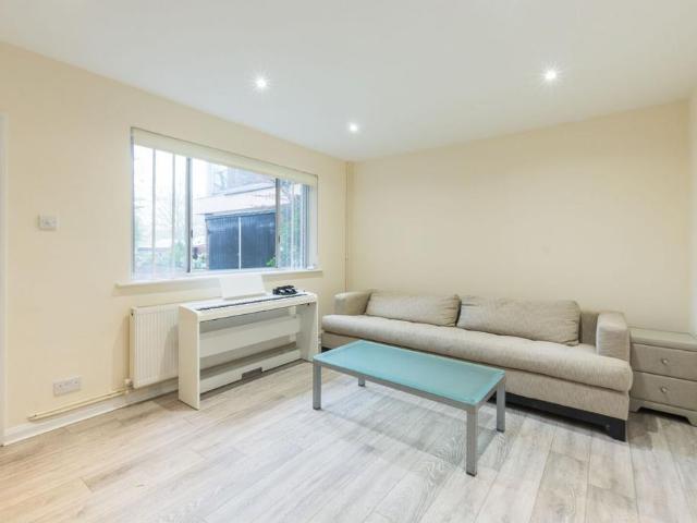 Kings Court, St John's Wood, London, NW8 1 bed mews to rent £2,709 pcm £625 pw