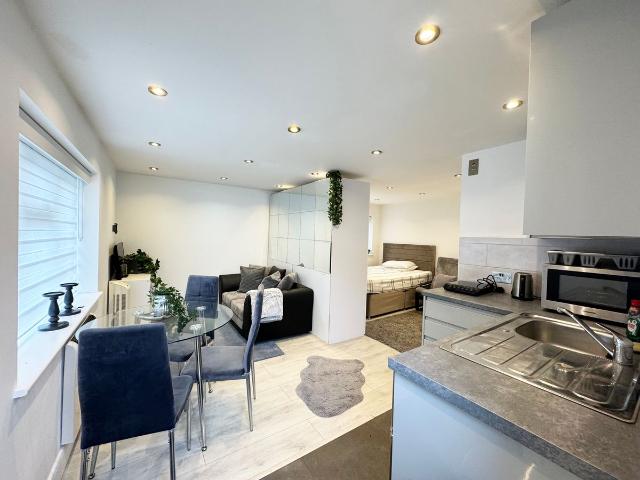 Kings Close, London NW4, Studio to rent, £1,200 pcm | PrimeLocation