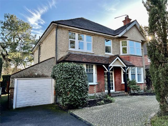 Kings Crescent, Lower Parkstone. 3 bed apartment to rent £2,100 pcm £485 pw