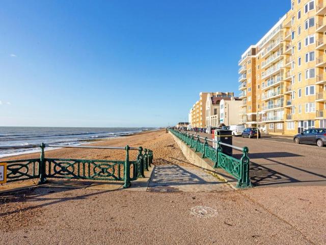 Kings Esplanade Hove BN3 2 bed flat to rent £2,500 pcm £577 pw