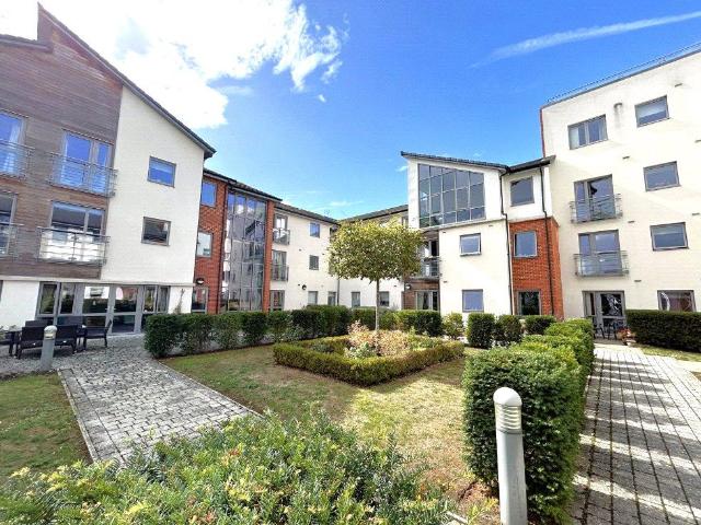 Kings Place, Fleet, Hampshire GU51, 2 bed flat to rent, £1,500 pcm | PrimeLocation