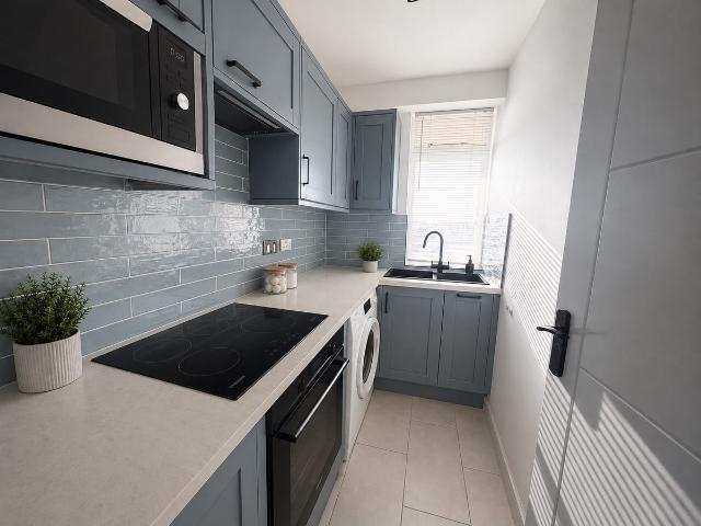Kings Road, Brighton BN1, 2 bed flat to rent, £1,700 pcm | PrimeLocation