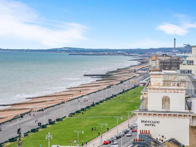 Kings Road, BRIGHTON 2 bed flat to rent £2,200 pcm £508 pw