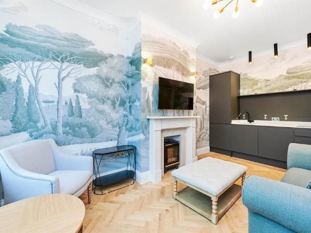 Kings Road, Chelsea SW3 2 bed flat to rent £2,799 pcm £646 pw