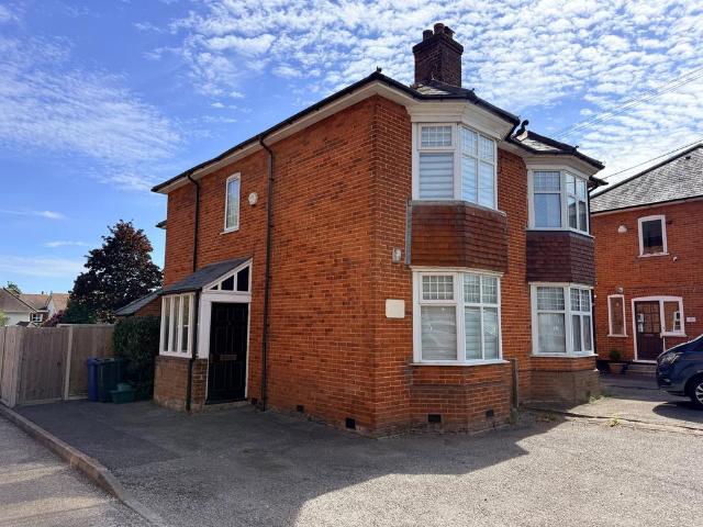 Kings Road, Fleet GU51 3 bed semi detached house to rent £1,775 pcm £410 pw