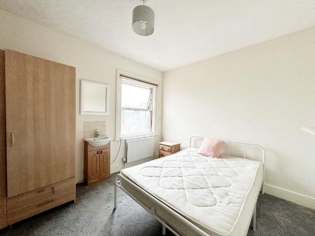 Kings Road, Fleet GU51, Room to rent, £650 pcm | PrimeLocation