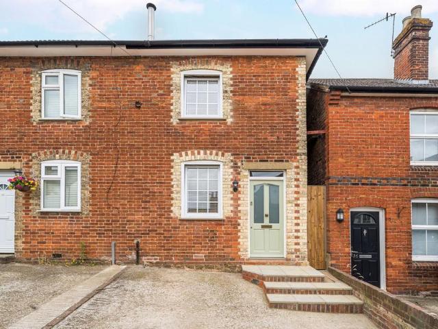 Kings Road, Godalming GU7 2 bed end of terrace house to rent £2,175 pcm £502 pw