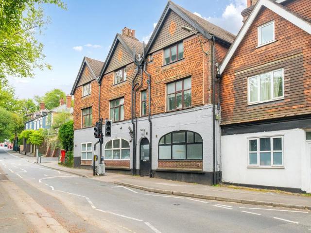 Kings Road, Haslemere, GU27 1 bed ground floor flat to rent £1,050 pcm £242 pw