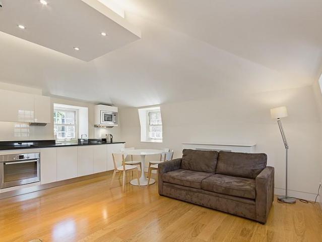 Kings Road, London SW3 2 bed flat to rent £6,283 pcm £1,450 pw