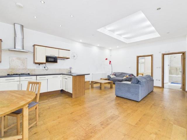 Kings Road, Reading, Berkshire, RG1 2 bed flat to rent £1,600 pcm £369 pw