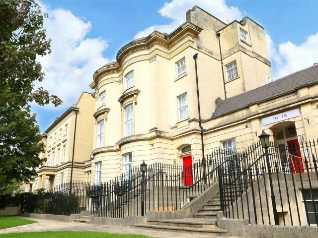 Kings Road, Reading, Berkshire, RG1 2 bed flat to rent £1,650 pcm £381 pw