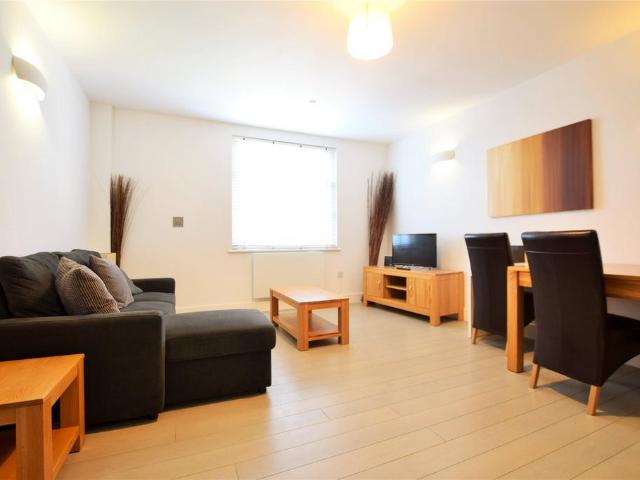 Kings Road, Reading, Berkshire, RG1 2 bed flat to rent £1,900 pcm £438 pw