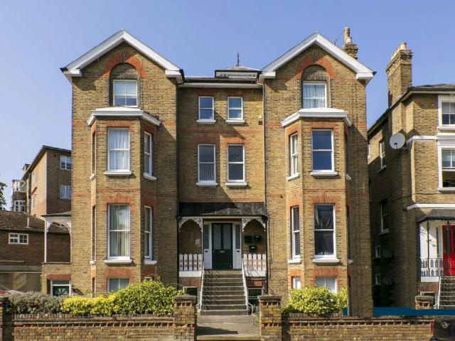 Kings Road, Richmond, Surrey, TW10 2 bed apartment to rent £2,800 pcm £646 pw