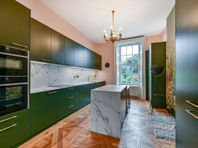 Kings Road, Richmond, TW10 3 bed flat to rent £5,500 pcm £1,269 pw