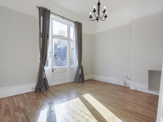 Kings Road, Richmond TW10, 2 bed flat to rent, £2,300 pcm | PrimeLocation
