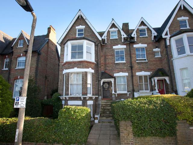 Kings Road, Richmond TW10, 2 bed flat to rent, £2,900 pcm | PrimeLocation