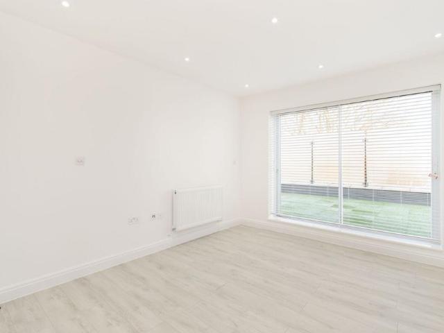King's Road, Wimbledon, London, SW19 2 bed flat to rent £2,500 pcm £577 pw