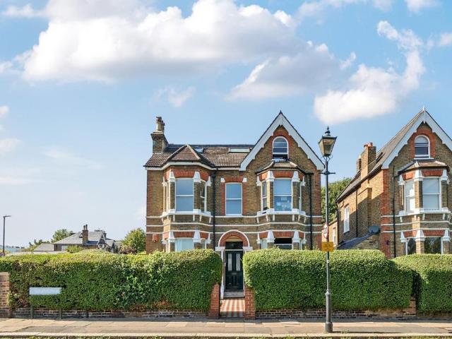 Kings Road, Wimbledon, London, SW19 2 bed property to rent £2,700 pcm £623 pw