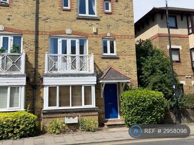 Kings Road, Windsor, SL4 3 bed semi detached house to rent £2,750 pcm £635 pw