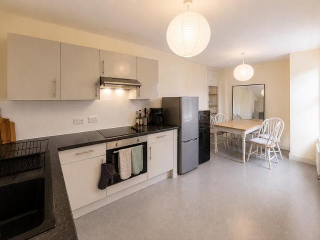 Kings Road 5 bed flat to rent £2,500 pcm £577 pw