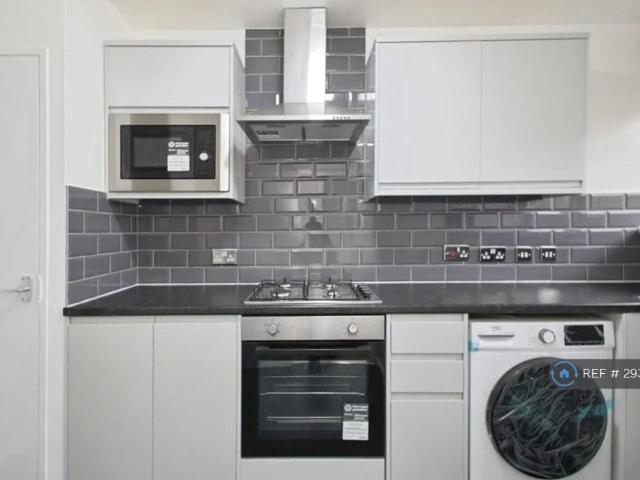 Kingsman St, London, SE18 2 bed maisonette to rent £1,800 pcm £415 pw