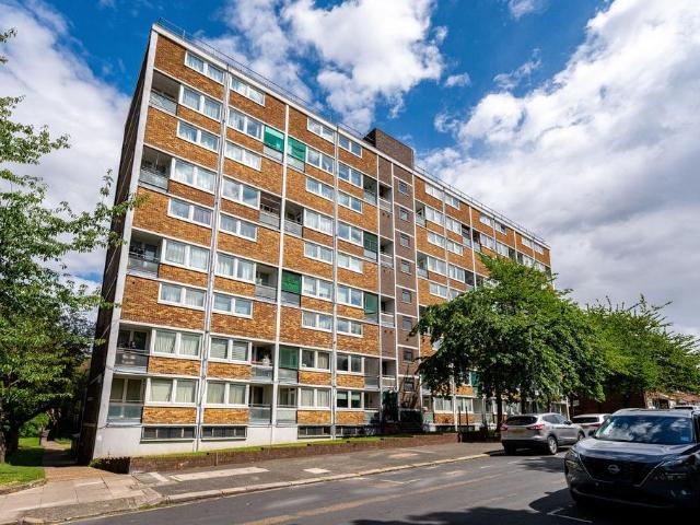 Kingsman Street, Woolwich, London, SE18 2 bed flat to rent £1,800 pcm £415 pw