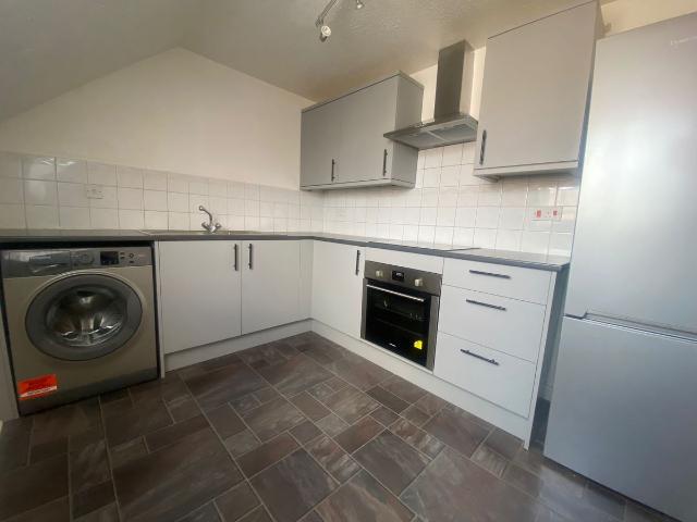 Kingsmead Court, Dunstable LU6, 2 bed flat to rent, £1,000 pcm | PrimeLocation