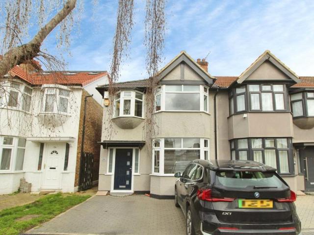 Kingsmead Avenue, Romford, Essex, RM1 3 bed end of terrace house to rent £2,400 pcm £554 pw