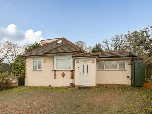 Kingsmead, Barnet, EN5 5 bed detached bungalow to rent £4,000 pcm £923 pw