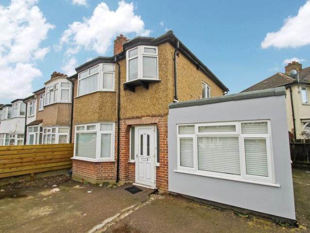 Kingsmead Drive, Northolt, Middlesex UB5, Studio to rent, £1,050 pcm | PrimeLocation