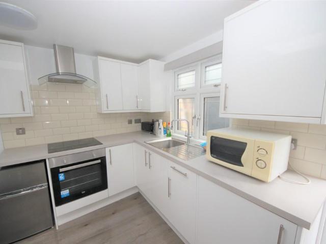Kingsbury, London Studio to rent £1,000 pcm £231 pw
