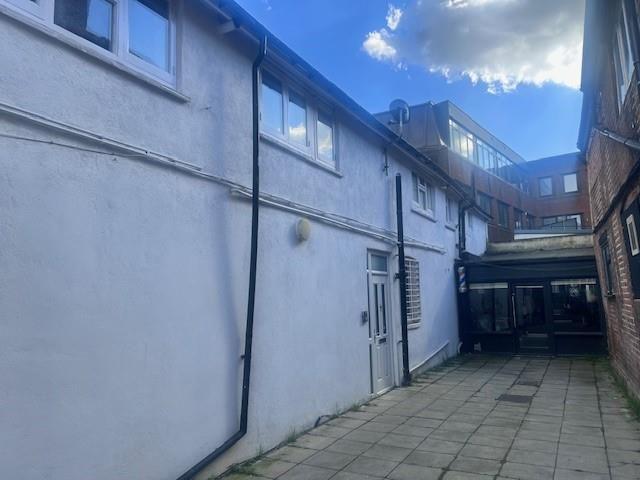 Kingsbury Square, Aylesbury HP20, 2 bed flat to rent, £1,200 pcm | PrimeLocation