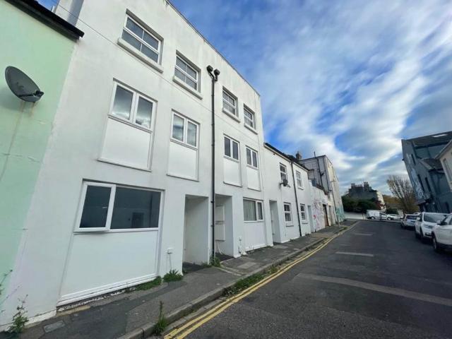 Kingsbury Street, Brighton, East Sussex 2 bed house to rent £1,550 pcm £358 pw