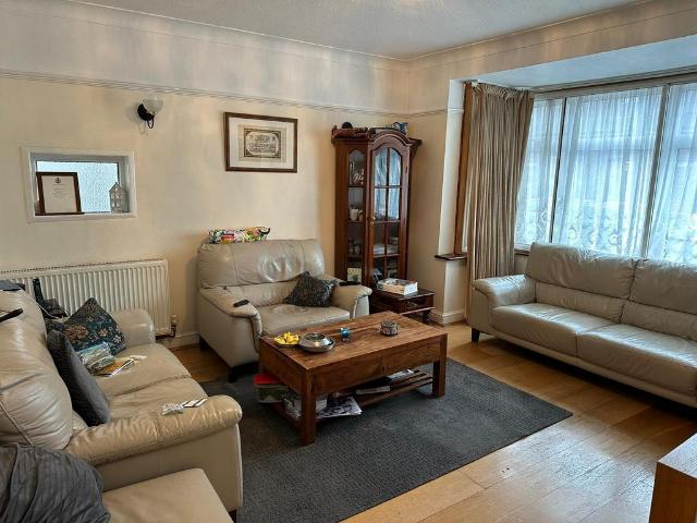 Kingsbridge Road, Southall UB2 4 bed semi detached house to rent £2,950 pcm £681 pw